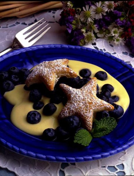 Blueberry and Custard-Filled Star Puffs - Blueberry.org